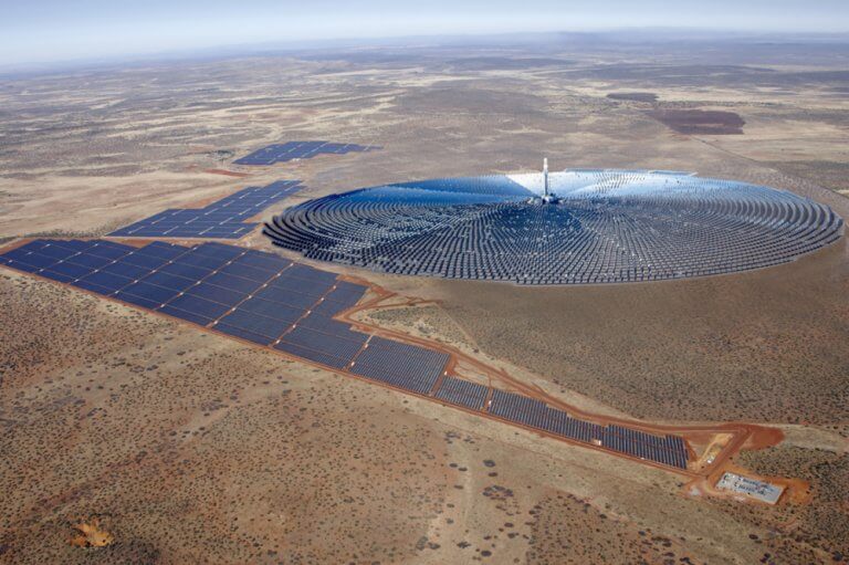 Ova solarna elektrana reflektira zrake sunca u vrh tornja: Opskrbljuje ...