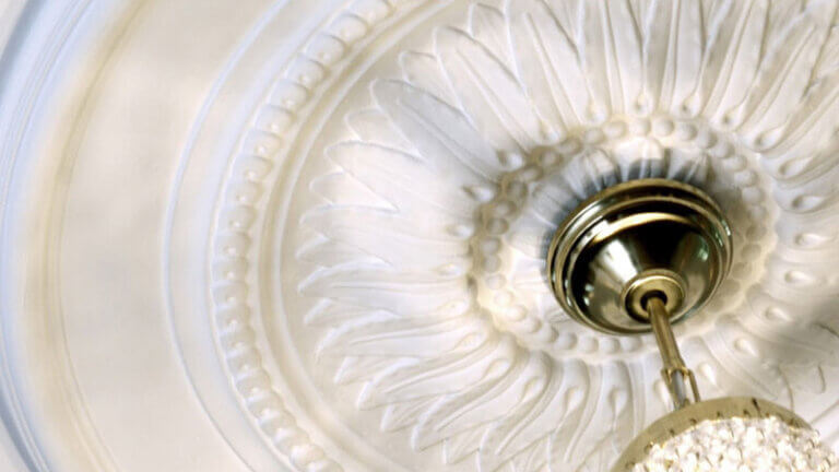 Za što služe i kako postaviti ukrasne lajsne ili 'štukature'